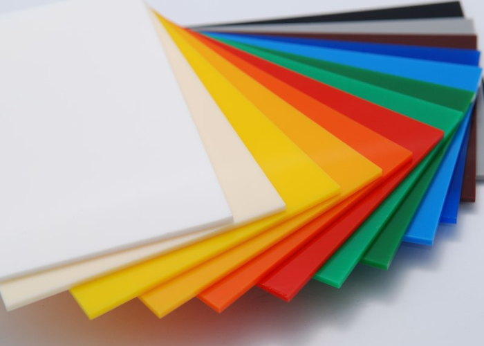 So sánh tấm poly và tấm mica: Sử dụng loại nào mới tốt?